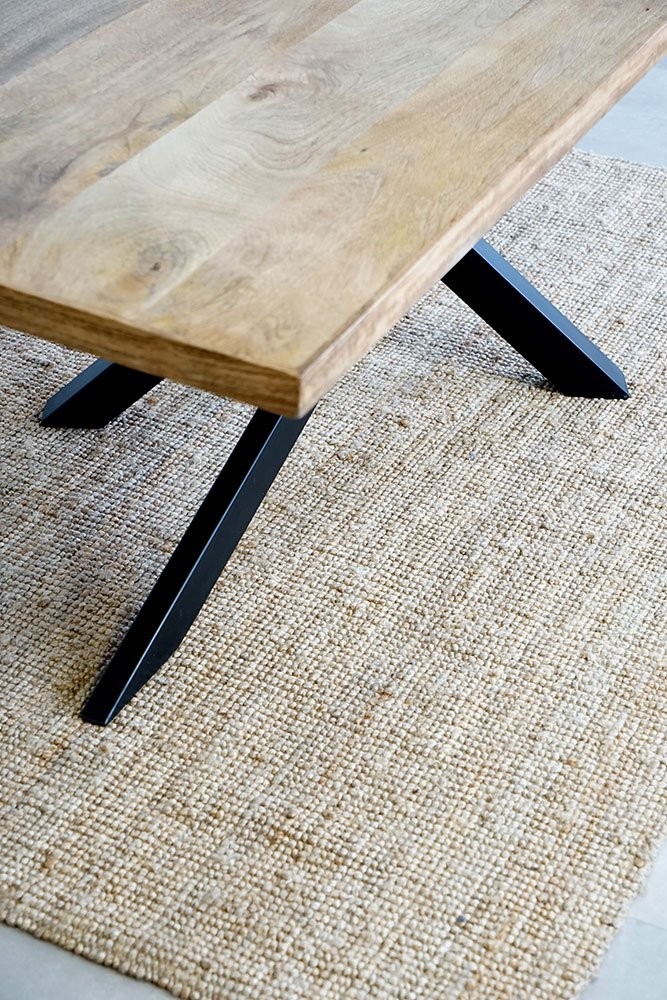 Table de salle à manger en bois massif à pied mikado en métal